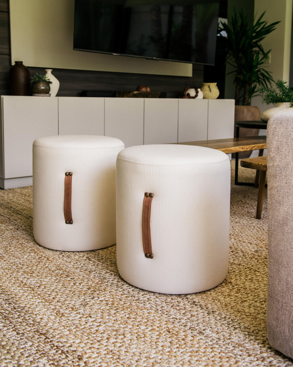 PUFF OLIVER TAPIZADO CON TIRADOR – HOLY HOME